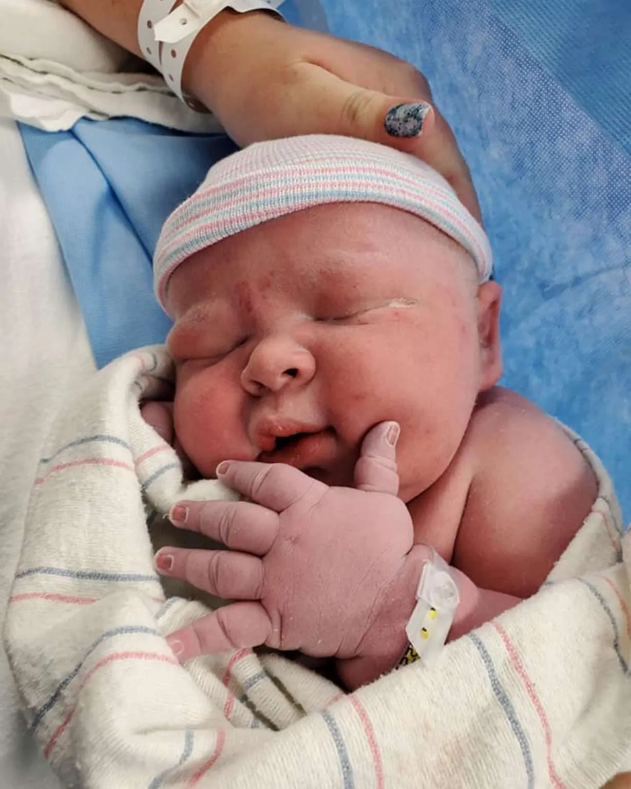 Women gives birth to 14 lbs giant baby - Shutterbulky