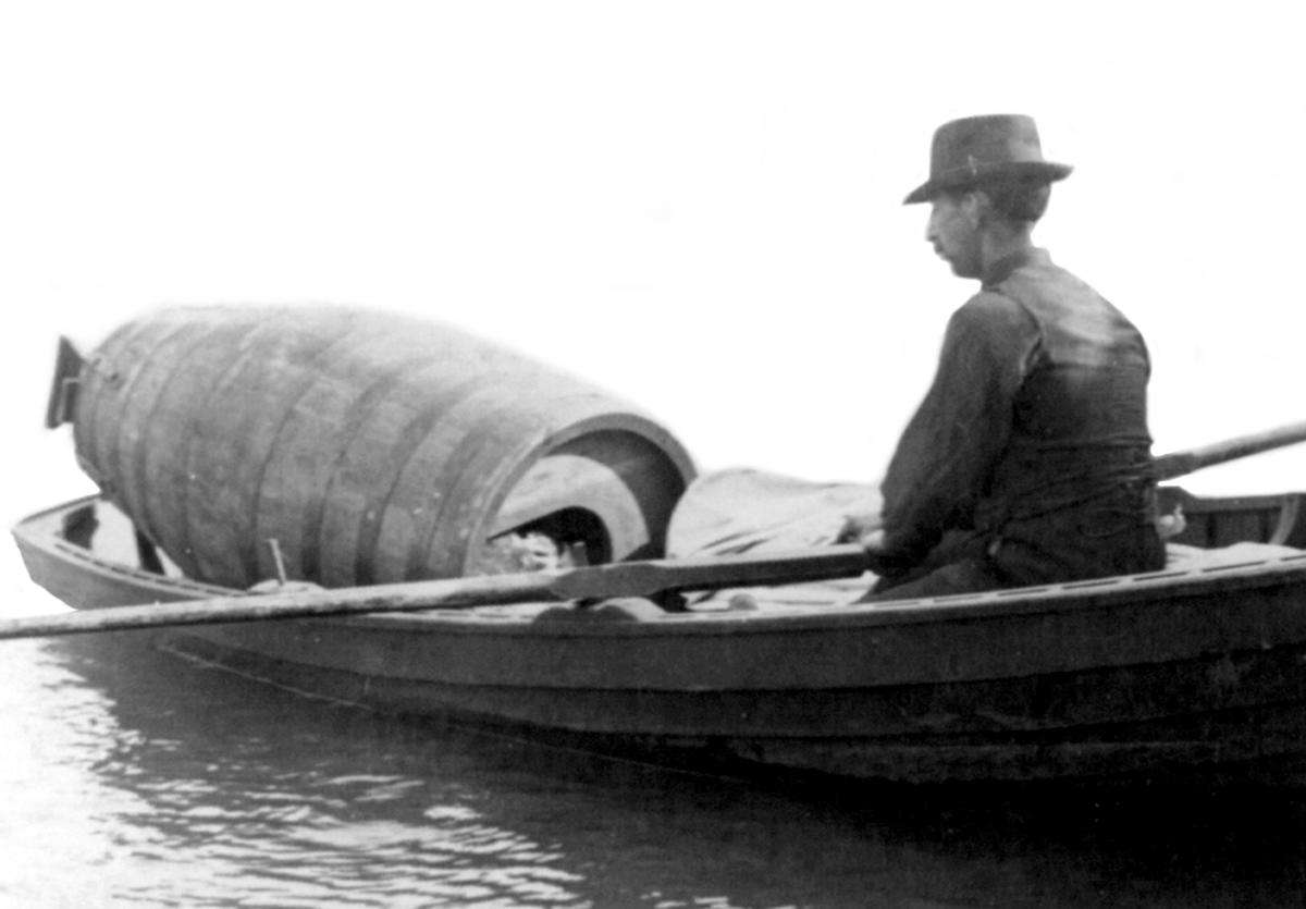 Annie Edson Taylor AKA Barrel Annie, First To Go Over Niagara Falls in ...