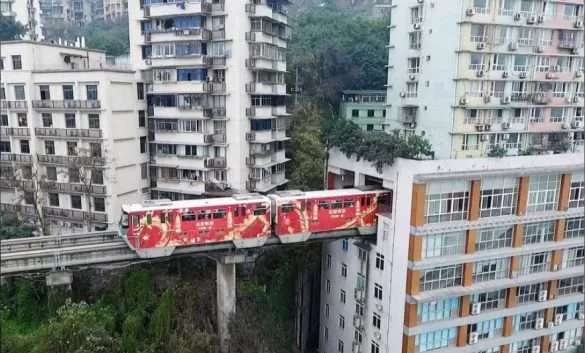 Incredible Train That Runs Between Apartment Buildings In China ...