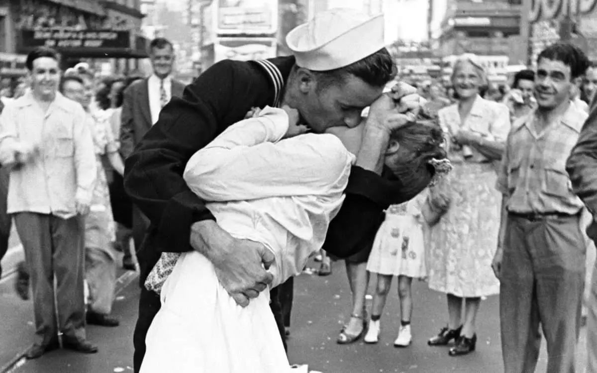 True Story Behind the Iconic WWII Kissing Photo on V-J Day - Shutterbulky