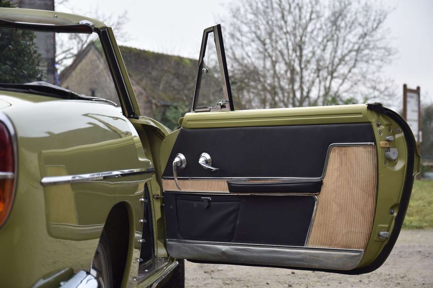 Classic Elegance of the 1960 Renault Floride (R1092) avec Hard-Top Sold ...